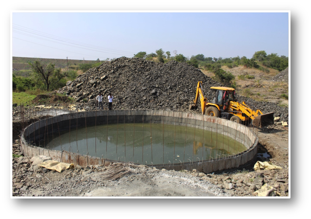 Construction d'un puits pour Rajewadi en Inde.