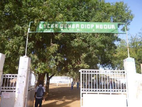 Un sourire pour les lycéens de Demba Diop